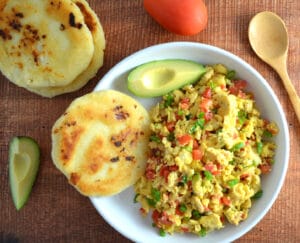 Huevos Pericos (Huevos Revueltos Colombianos con Tomates y Cebolletas)