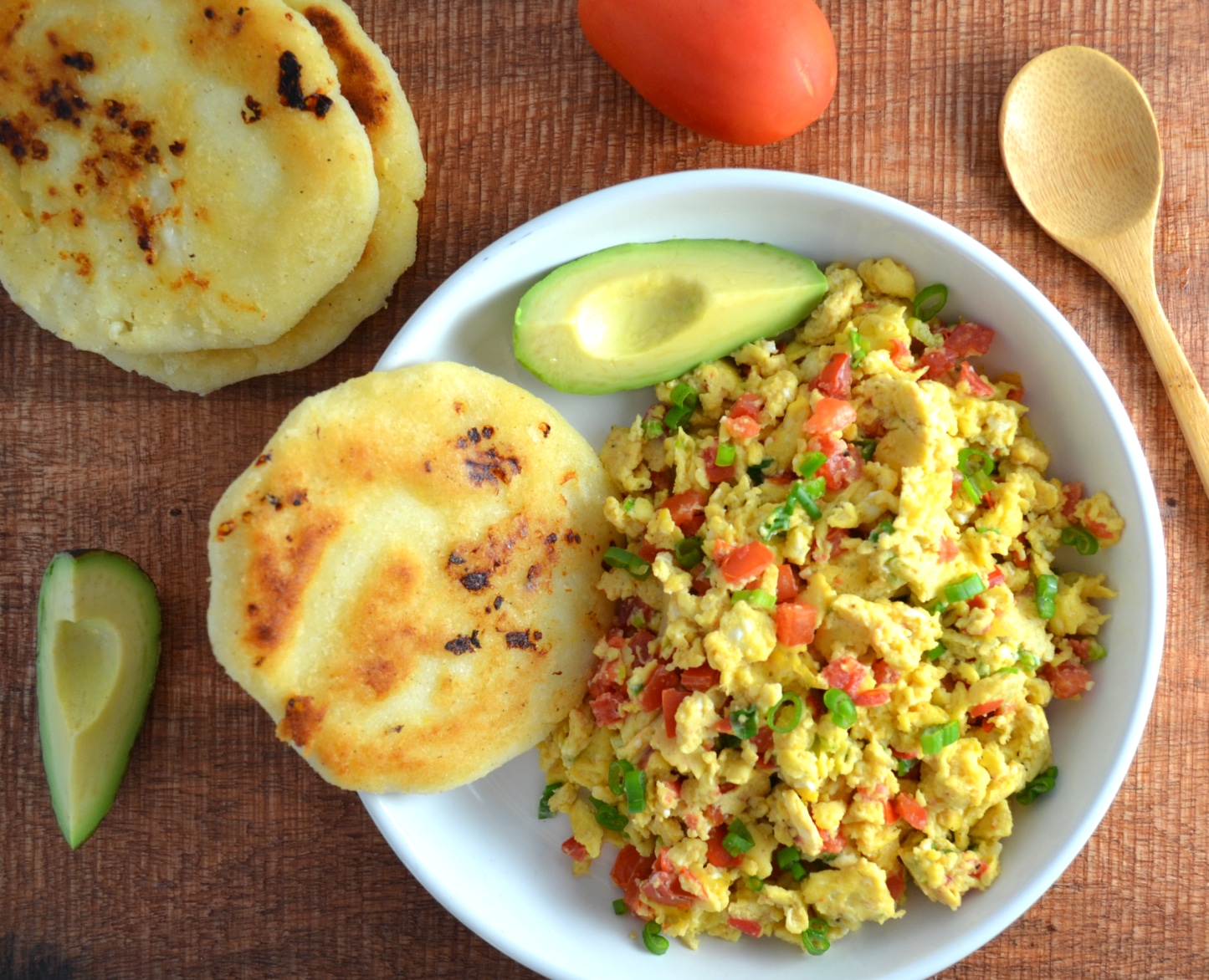 Huevos Pericos (Colombian Scrambled Eggs with Tomatoes and Scallions ...